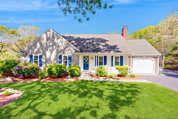 Peaceful Beach Retreat: Private Yard, Close To Beaches, Chatham & Rail Trail - Chatham, MA
