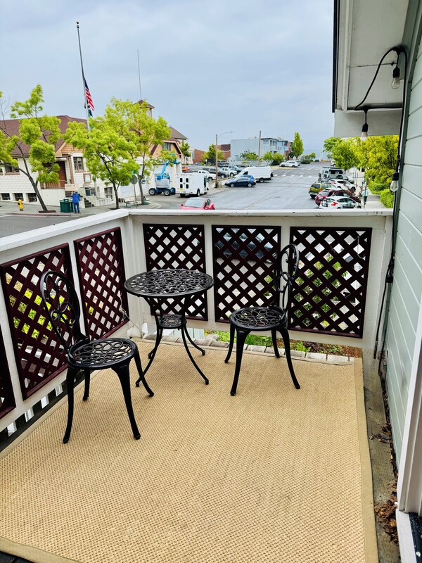 The Bee Hive - Heart Of Friday Harbor - 2br Condo, Wifi, Ac, Walk To Everything! - Friday Harbor, WA
