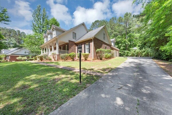 Family Retreat Let This Serene Cul-de-sac Jewel Rejuvenate Your Mind And Spirit. - Hampton, GA