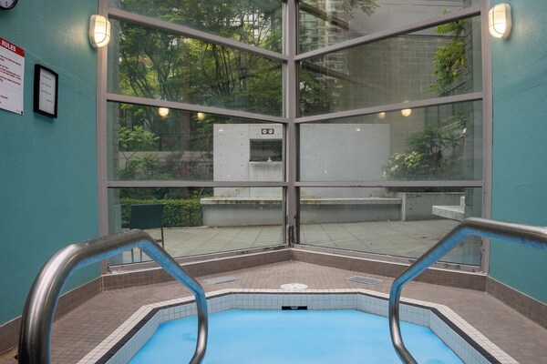 City Views | Prime Downtown Stay W/ Pool, Gym + Walk To Robson & Dining - 6400