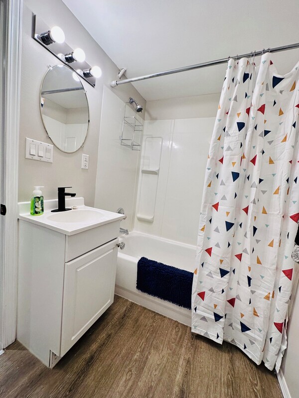 Your Clean Clubhouse In St Boniface. Perfect For Students/ Short Term Home Away! - Winnipeg