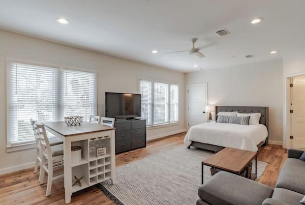 Fantastic Studio In Leinkauf Historic District! - Mobile, AL