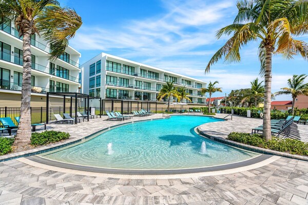 Beautiful Coastal Condo: Stunning Riverfront Views & Resort Amenities! - Melbourne Beach, FL
