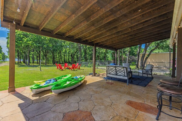 Charming 3-bedroom, Gorgeous Lake Front, Fishing Dock, Fire Pit, Kayak & More - Point, TX
