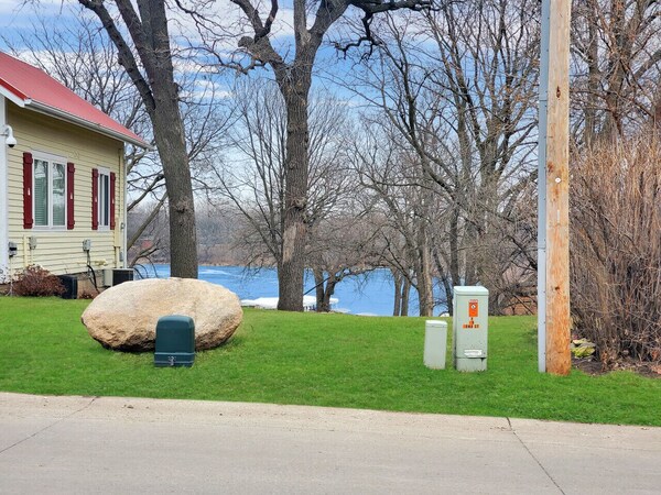 Morning View Cottage At The Lake - Cute Cottage With Lake Views In The Heart Of Arnolds Park - Okoboji, IA