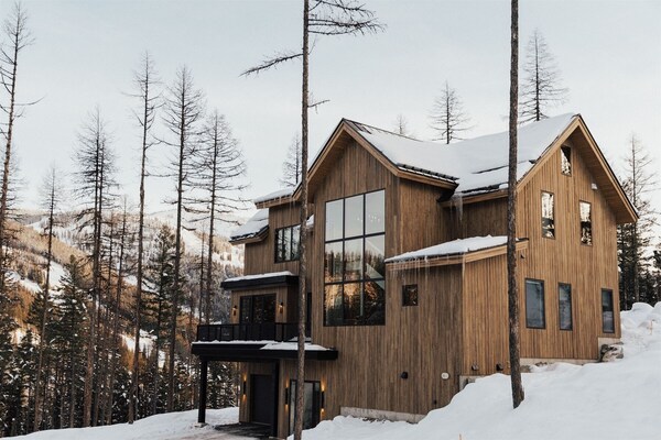 New! Luxury Ski In Ski Out Home At Whitefish Mountain Resort - Private Hot Tub & Gym - Whitefish, MT