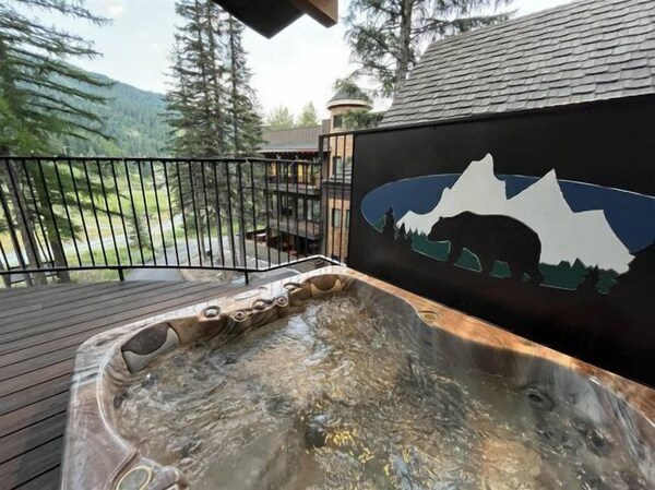 New! Slopeside Treehouse With Hot Tub - Ski-in-ski-out Just 30` From Slopes - Whitefish