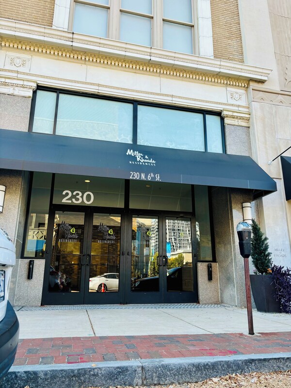 Cozy Urban Condo-free Garage Parking & Upscale Hotel Amenities - Richmond, VA