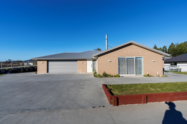 Premium Accommodation In Dunedin Lies Between Dunedin City And Airport. - Brighton