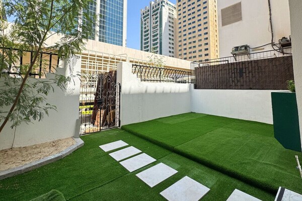 Spacious Serenity: 5br Luxury Living In Al Danah - Abu Dhabi