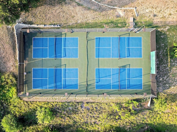 Romantic Lake Cabin | 1br | Pickleball | Bbq - Lake Travis, TX