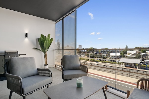 Charming 1-bed With Rooftop Access & Parking - Melville