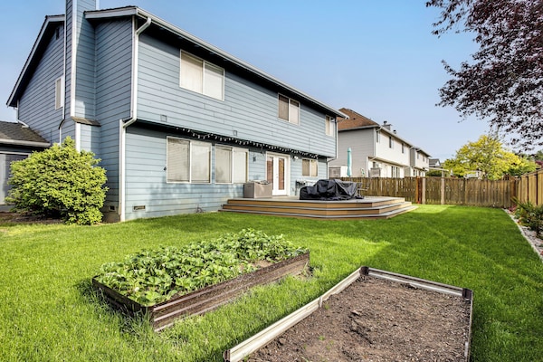 Home Theater & Large Backyard Deck: Tacoma Abode! - Tacoma, WA