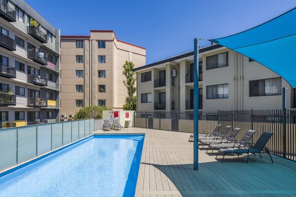 Central East Perth Flat With Pool & Gym Access - Perth