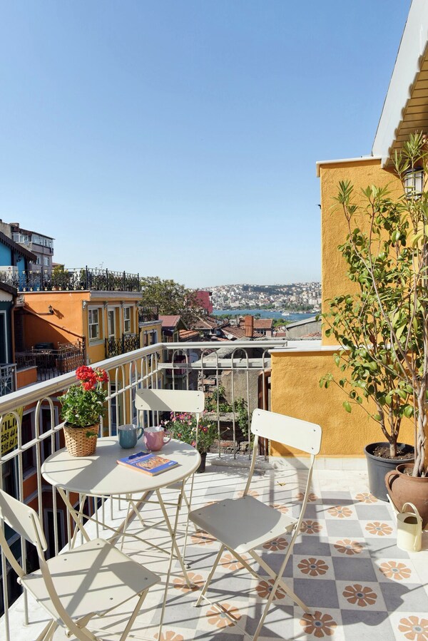 Charming 2-bedroom House With Wifi And Ac In Vibrant Istanbul - Balat