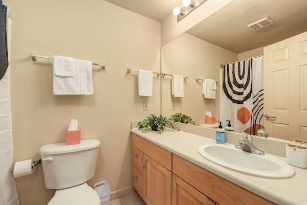 Downtown Suite | One Level | Free Parking - Cleveland, OH