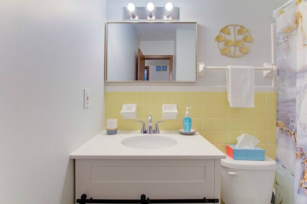 Contemporary 1 Bd | Near Hall Of Fame & Airport - Canton, OH