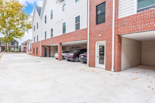 Spacious & Central | 2 Bedroom | Cle Clinic - Shaker Heights, OH