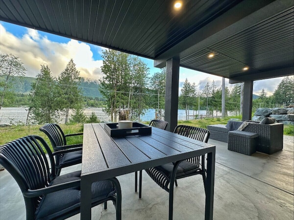 Modern Lakefront Retreat With Private Sauna & Scenic Views - Lake Cowichan