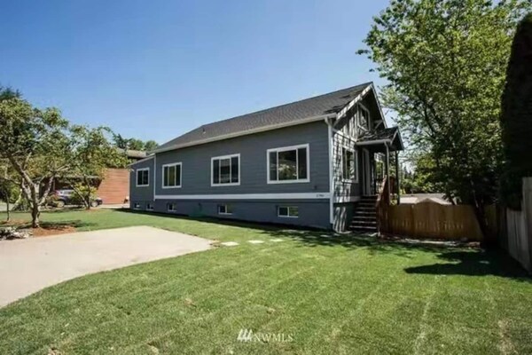 Spacious Large House In North Seattle - Shoreline