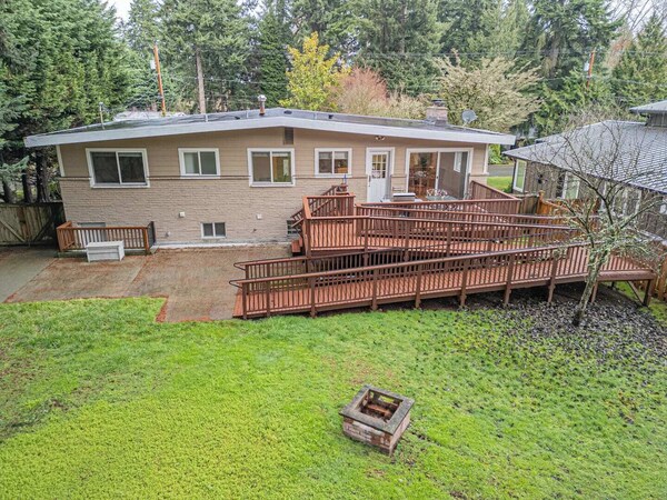 This House Is A 5 Bedroom(s), 3 Bathrooms, Located In Mercer Island, Wa. - Redmond, WA