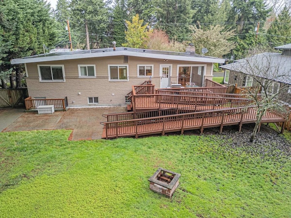 This House Is A 5 Bedroom(s), 3 Bathrooms, Located In Mercer Island, Wa. - Redmond, WA