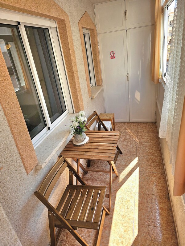 Lucy Apartments. Charming 2-bedroom Apartment With Wifi, Ac In Lovely Torrevieja - Torrevieja
