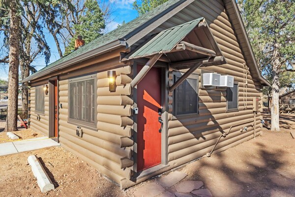 Cozy Creekside Cabin Near Garden Of The Gods- Escape With Out Being Away - Colorado Springs, CO