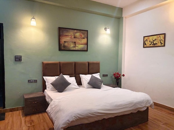 5-bedroom Farm Stay Wifi, Ac, Fitness Room With Pool Party Luxury Farmhouse - Gurugram