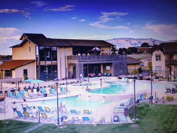 24/7 Resort Style Pools, Jacuzzi, Sauna, Gym. 1bd/1bath Shared Living Space. - Albuquerque, NM