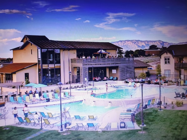 24/7 Resort Style Pools, Jacuzzi, Sauna, Gym. 1bd/1bath Shared Living Space. - Albuquerque, NM