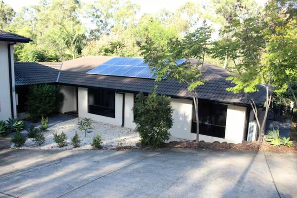 Spacious Gold Coast Retreat | Sleeps 12 | Nature & Close To Attractions - Nerang
