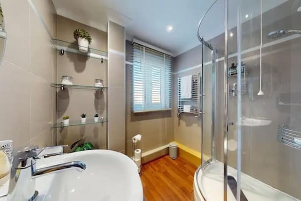 Modern Marina View Retreat | 3br | Free Parking | Waterfront Bliss - Mumbles