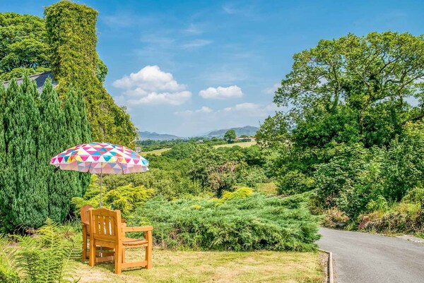 Bwthyn-betws | Character Holiday Cottage With Mountain Views - Criccieth