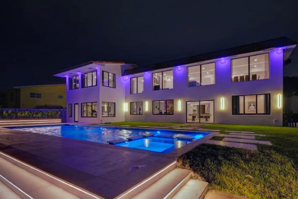 Club House 305 Mansion - Miami, FL