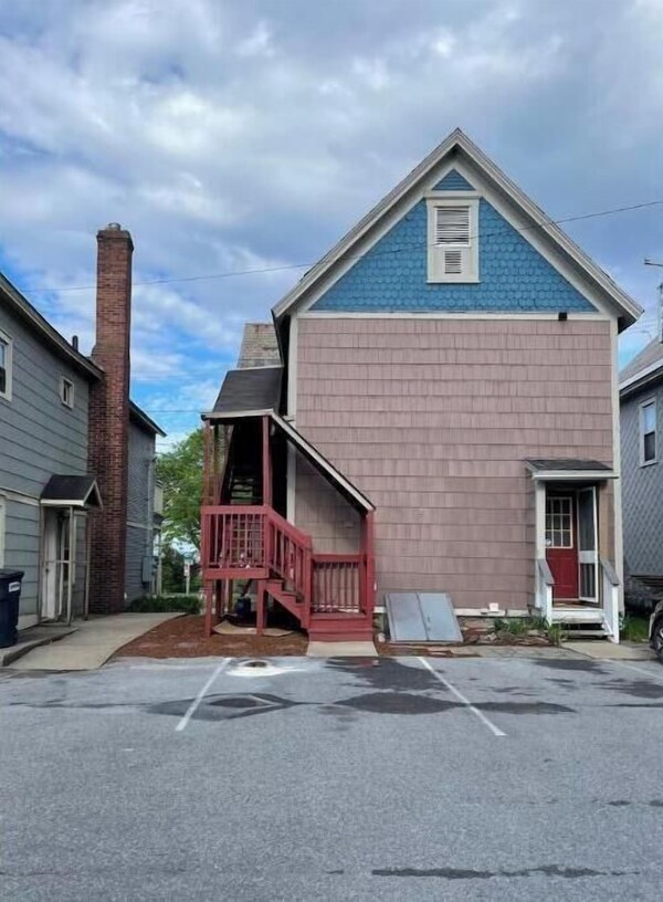 Cozy 2 Bedroom Apartment Overlooking Park - Burlington, VT