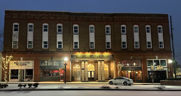 Charming Hotel In Downtown Griffin!  Walking Distance To Many Restaurants! - Experiment, GA