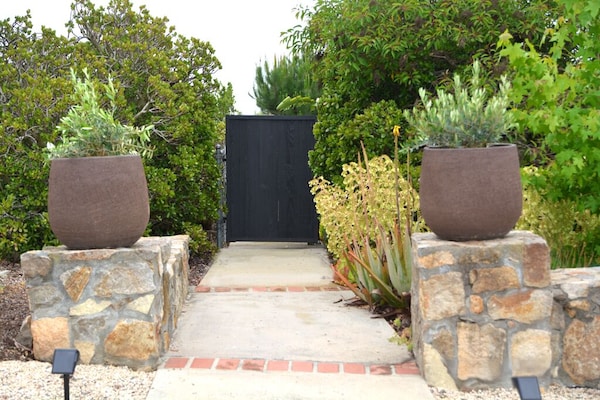 Casa Grotto - 1 Bed Stone Cottage W/ Panoramic Ocean Views, Stone Shower, & Gym - Encinitas, CA