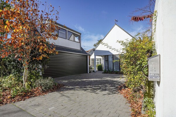 Stylish Fendalton Townhouse - Prime Location - Prebbleton