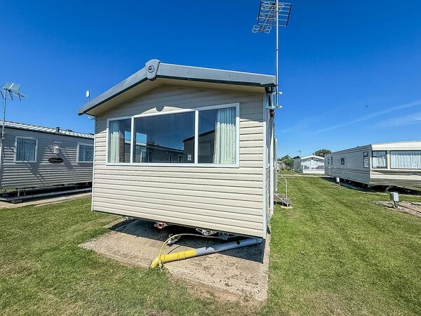 Spacious 8 Berth Caravan At Dovercourt Holiday Park, Essex Ref 44202k - Harwich