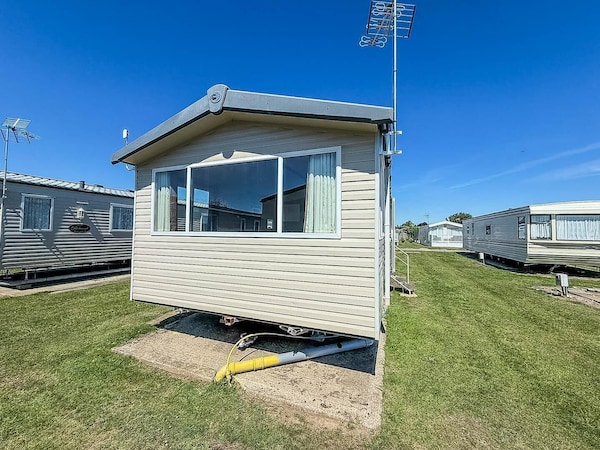 Spacious 8 Berth Caravan At Dovercourt Holiday Park, Essex Ref 44202k - Harwich