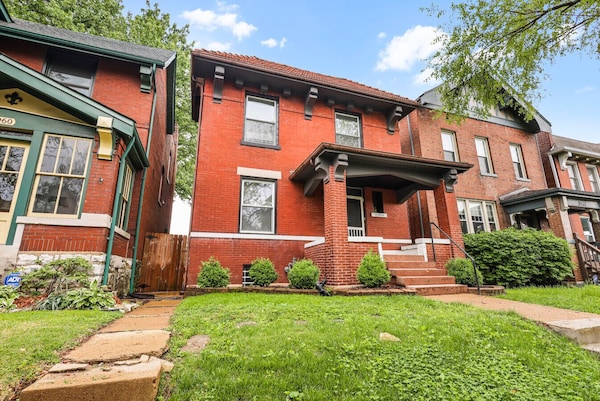 Stylish 5br | Near Downtown | Private Backyard - Clayton, MO