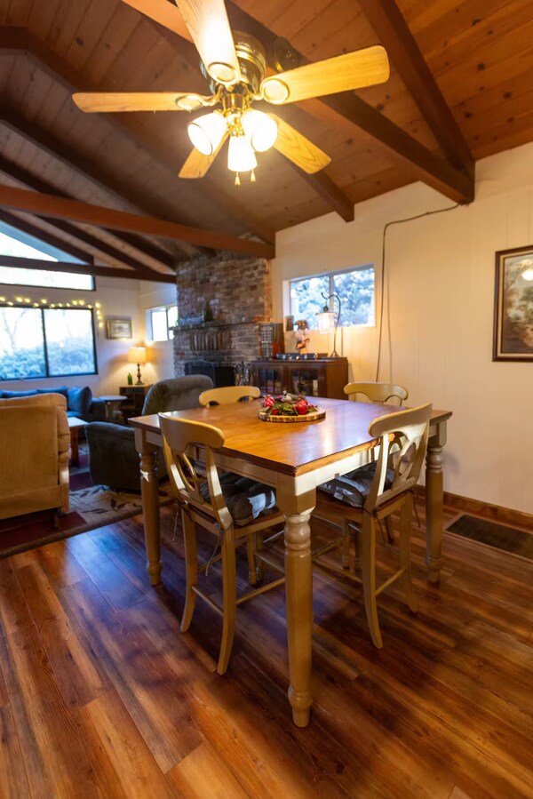 Cedar Pine Cottage - Cozy - Retro - Secluded - Cabin - Camp Nelson, CA