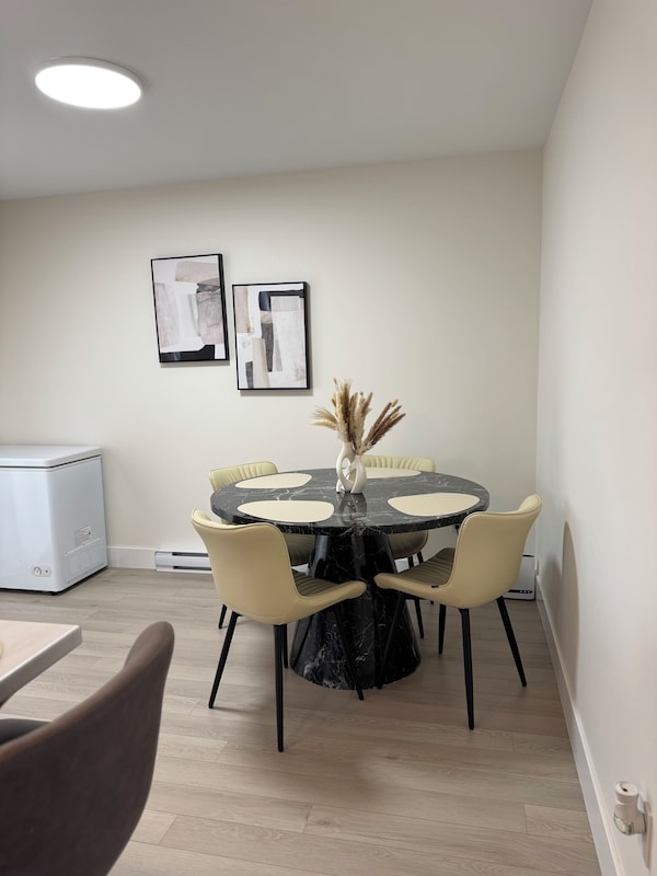 New Luxury 4-bedroom Getaway In St. John's| Free Parking| Private Patio - Paradise
