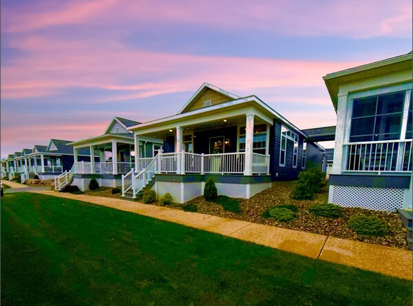 Pool View Home W/porch Clubhouse Sauna Lake Erie! - Marblehead, OH