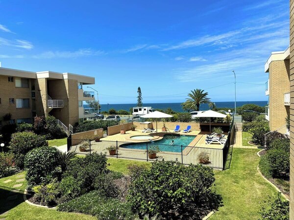Beachfront Apartment Sunny Coast - Alexandra Headland