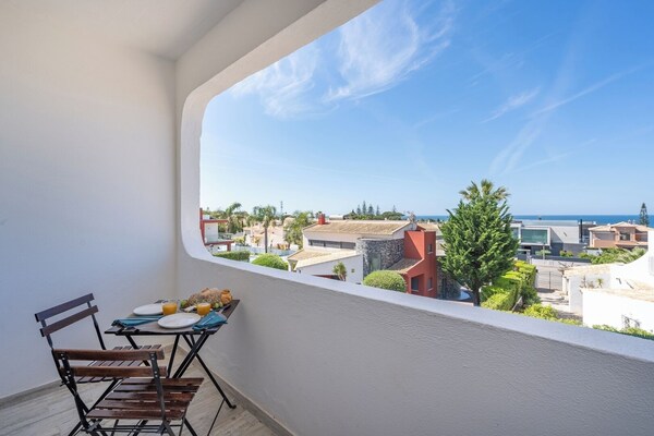 Hostwise - Seaside Charm Flat W/ Balcony - Guia