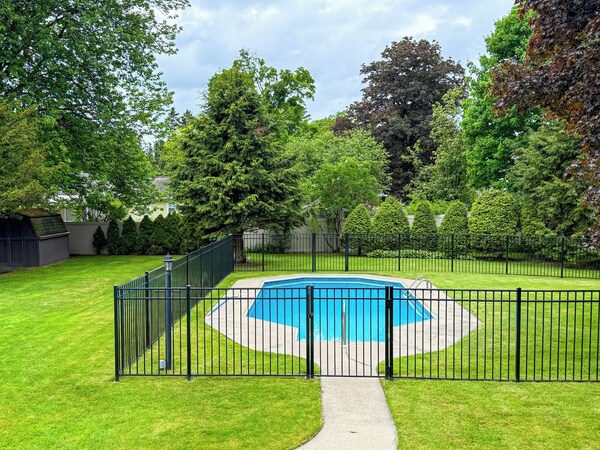 Summer Oasis  Pool, Porch & Prime Location Near Track - Saratoga Springs, NY