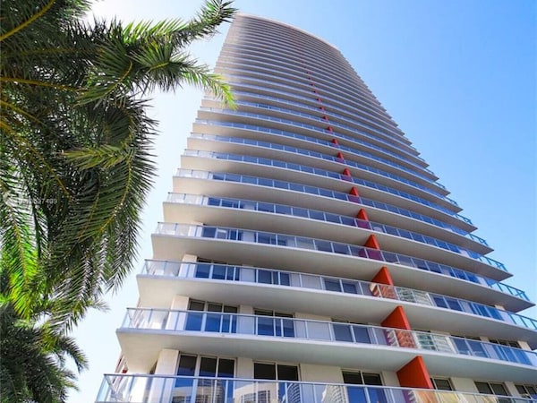 24b Beachwalk Beauty: 2 Beds - Hallandale Beach, FL