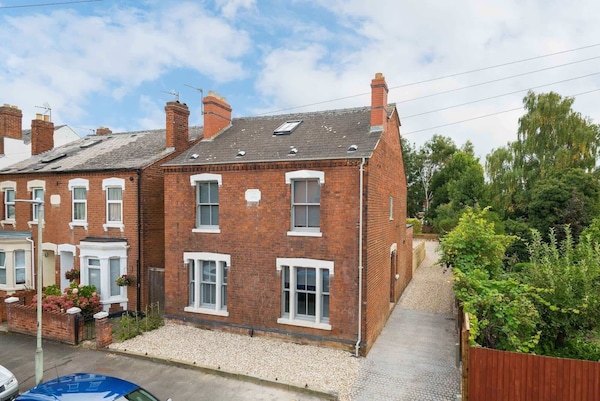 Spacious House, Private Parking & Garden - Gloucester